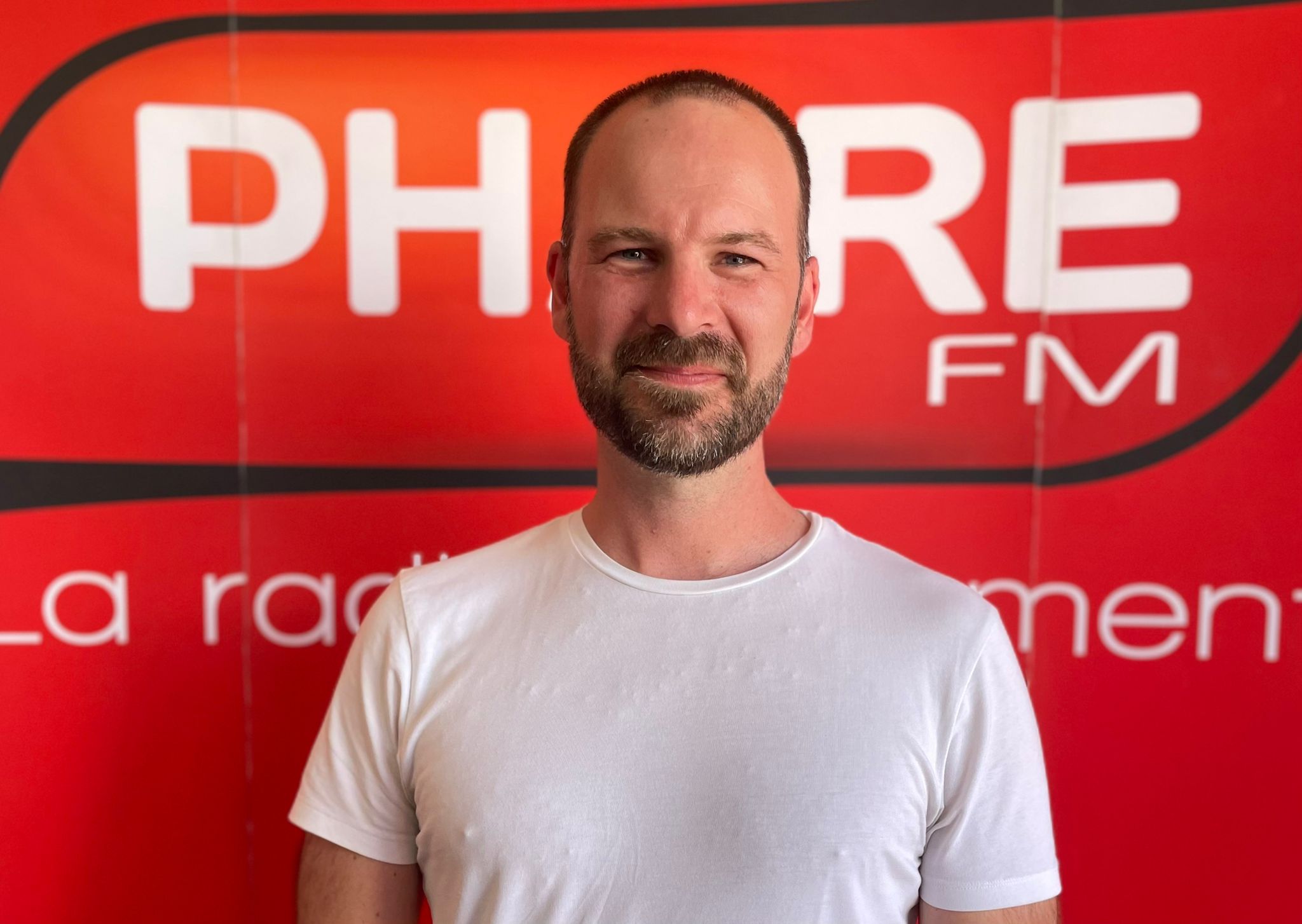 Dan Luiten au micro de PHARE FM au Jesus Festival - PHARE FM